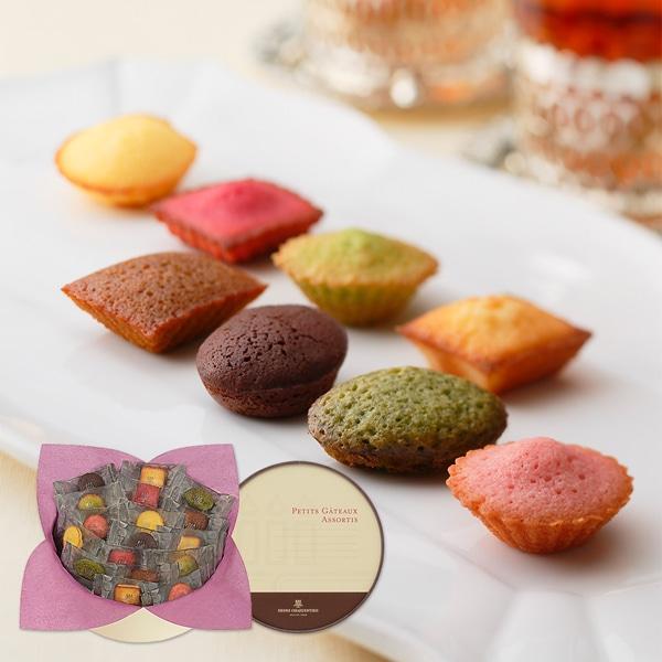 カラフルな８種類の味わいを小さな焼き菓子にしました。アンリ・シャルパンティエの代表商品のフィナンシェ、マドレーヌに加え、フランスで愛されるバラエティ豊かな味をひと口で楽しめる焼き菓子です。内容 ●プティ・ガトー・アソルティ（フィナンシェ・マ...