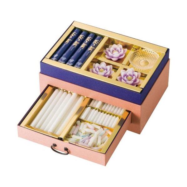 豊富なローソクのバリエーションで、使用用途の幅が広がるセット内容。　　　　　　　　　　高級感あふれる「貼箱」、引き出しは便利な上下2段組みで使い終わった後も経本や数珠等、お仏壇まわりの小物の収納に重宝します。セット内容 上段／葵乃舞（白檀）...