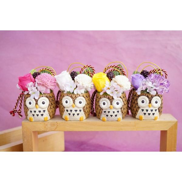 長寿のお祝いと感謝の気持ちを込めた手のひらサイズのアレンジです。「福が来る」「苦労がない」などを願った縁起物として愛されている可愛いふくろうの器にアレンジしました。サイズ●現品約７．９×８．７×８．３ｃｍ材質  ●プリザーブドフラワー（バラ...