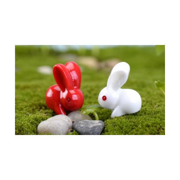 ■詳細セット内容：1個フィギュアサイズ：高さ約1.8cm材質：樹脂生産国：中国ミニミニサイズなので、小さいガラスボールに入れて苔リウムを作るのに向いてます。 自立して立ちますが、固定ピンを付けて苔に差し込むとより安定します。 固定ピンは当店...