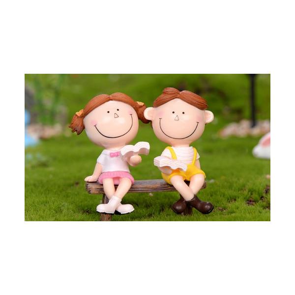 ■商品詳細セット内容：2体（椅子は含まれません。）フィギュアサイズ：高さ約5.7cm材質：プラスチック生産国：中国かわいい表情でコケリウム テラリウム 苔盆栽 多肉植物の飾りとしてかわいいアイテムです。