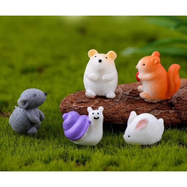 ■商品詳細セット内容：１体フィギュアサイズ：写真をご参考ください材質：樹脂生産国：中国コケテラリウムに適したミニミニサイズです。苔の上で使用する場合は固定ピンを付けると飾りやすくなります。固定ピンは当店でお買い求めできます。