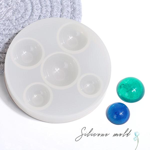 商品名　シリコンモールド　ドーム型?（深め）     サイズ 直径8.9cm×高さ1.3cm    完成品サイズ：4種類      直径30mm×高さ13mm     直径25mm×高さ11.5mm     直径20mm×高さ10mm   ...