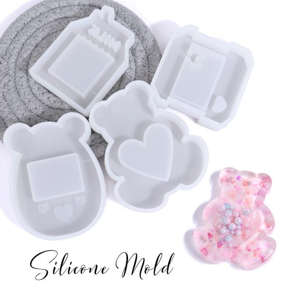 別売りのクリアシートと一緒に使うと、液体を封入できるユニークなレジン作品が作れます。透明レジンの中でゆらゆら液体が揺れてかわいい。ITEM DETAIL商品名：　シリコンモールド　トレイ型(B)　液体が封入できるシリコンモールドサイズ：ハー...