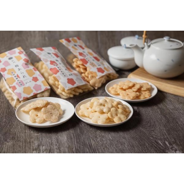 【発売日：2026年01月26日】【ざらめ】梅の風味にザラメの甘み、あられ特有の芳ばしい香り。ぱりぱりと手が止まらないお手軽な一品【梅塩】梅酢からつくられる梅塩はクエン酸を含み、さっぱりとした酸味とやさしい塩味が特徴で、健康志向の方にもおす...