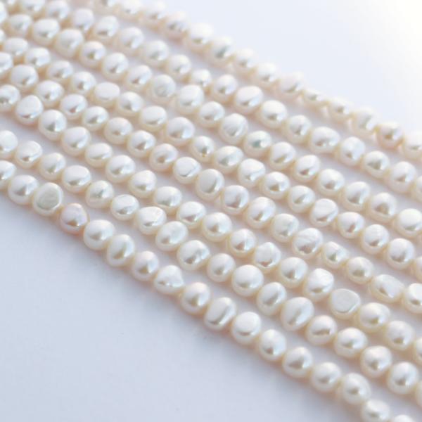 高品質淡水真珠のDIY 素材です。淡水パール バロック ホワイト ・サイズ：1粒約6mm・一連長さ：約17cm・形：バロック（ダブルシャイン）・色：ホワイト・穴：貫通穴（約0.8mm）●淡水パールとは、イケチョウ貝という大型の二枚貝から採れ...