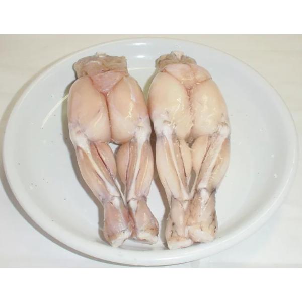 食用かえるのもも肉です。蛙肉は鶏肉に似た食感と言われ、とてもジューシーで淡泊な味わいです。中華だけではなくフレンチでも重宝される食材です。パン粉を付けてフライでも美味しいです、または唐揚、炒め、スープにも使えます。品名：カエル足のもも肉ブラ...