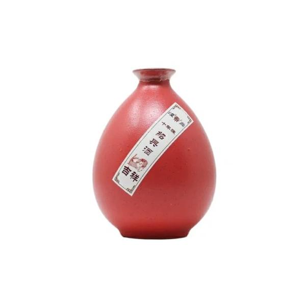 長期熟成され、香り豊かで飲みやすい甘口紹興酒です。小さな壺が趣のある逸品です。飲み方としては温かくしても冷やしても常温でもお飲みいただけます。また昔ながらの角砂糖等を入れて飲む事も出来ます。角砂糖の代わりに話梅と呼ばれる甘い干し梅を砂糖の代...