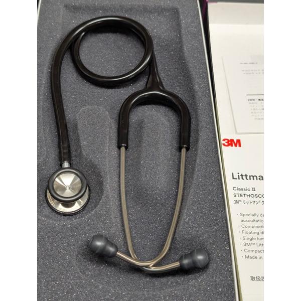 外箱に汚損がありますが、商品自体に問題はありません。<聴診器ケース（2,750円相当）、または聴診器本体／ネームタグ刻印を特別価格にてご提供中！>刻印内容はそれぞれ６文字以内（本体、ヘッド、チェストピース部分）でお願いします。刻...
