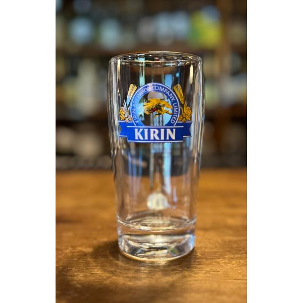 KIRINのロゴがプリントされた、厚みのあるガラス製ビールジョッキ6個セットです。- ブランド: KIRIN- 素材: ガラス- セット内容: 6個- 形状: 取っ手付きジョッキキリンビール スタンダードジョッキ 330mlは、飲食店でお馴...