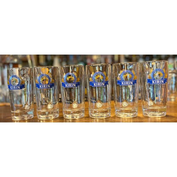 KIRINのロゴがプリントされた、厚みのあるガラス製ビールジョッキ6個セットです。- ブランド: KIRIN- 素材: ガラス- セット内容: 6個- 形状: 取っ手付きジョッキキリンビール スタンダードジョッキ 330mlは、飲食店でお馴...