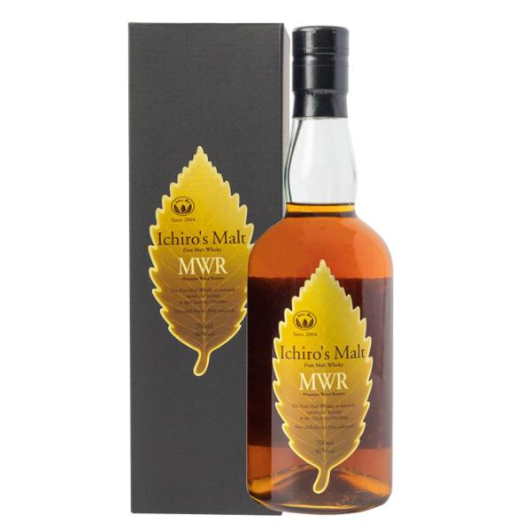多種多様なモルト原酒をブレンドし、ミズナラの木樽で更に後熟成させました。個性的なピーテッドの原酒が隠し味となって、深みのある樽香とその甘さを引き立てます。ストレート、もしくはロックスタイルなどでもお楽しみいただけます。