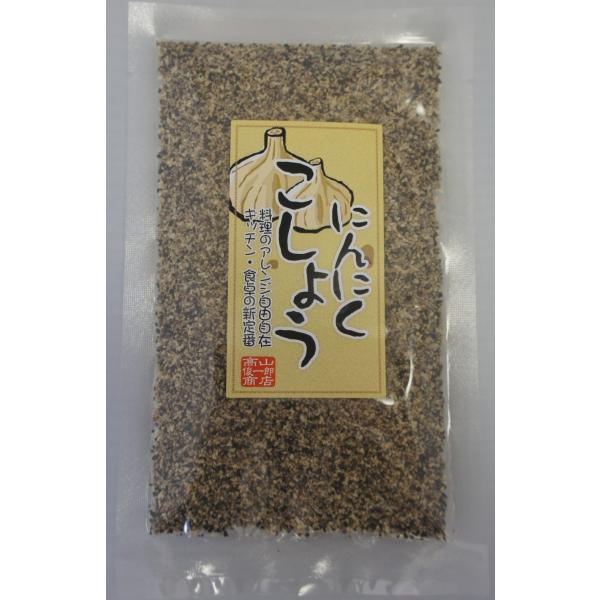 ブラックペッパーとにんにくの顆粒をブレンドしたお手軽な調味料です。にんにくの風味とブラックペッパーの辛味が味わえます。塩味を加えておりませんので、お好みの塩味でお使いいただけます。お料理ではお肉料理の下味や炒め物、ドレッシングの材料などにお...