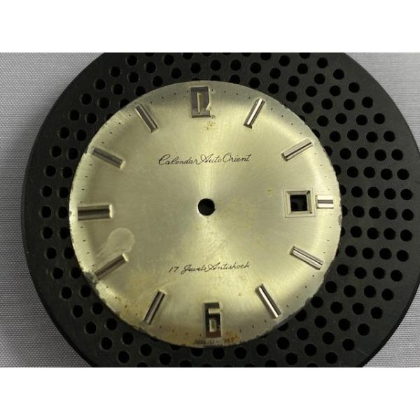 ブランド：オリエント商品状態：文字盤に汚れがあります。（デッドストック品）文字盤色：シルバーインデックス色：シルバー直径：33.1mm当社の倉庫の中で保管しておりました未使用品(デッドストック品)です。※この商品以外に代替不可の為、商品状態...