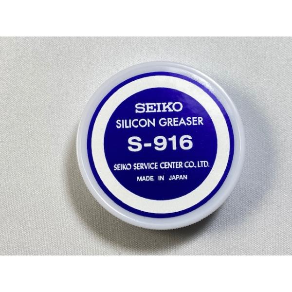 ブランド：セイコー商品状態：新品型番：S-916サイズ：直径：約5cm新品未使用品です。（写真は見本撮りです。）パッキン類に塗布し、気密性を保持。手を汚さずパッキン類に均一にシリコングリスを塗布できます。防水時計の電池交換時に使用すると便利...