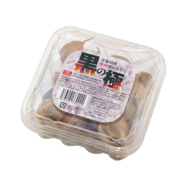 熟成 黒ニンニク 黒の極です。青森県産福地ホワイト六片種を使用。雪の中で越冬し、極寒の中でじっくり育ったにんにくのため、全体的に1片が大きく、甘みもあります。また、にんにくの水分のみで熟成しています。店頭でもよく売れています。
