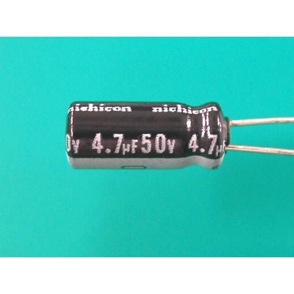 製品概要：アルミニウム電解コンデンサ 　メーカー：ニチコンキャパシタンス：4.7uF定格電圧：DC50V実装タイプ：ラジアル