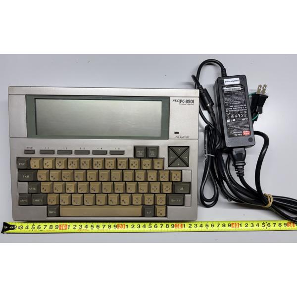 【発売日：2026年07月06日】1983年に登場した、日本のモバイルPCの原点。NEC初のハンドヘルドコンピュータ「PC-8201」の動作品セットです。国内外のレトロPCファンの間で今なお人気を誇る本機ですが、こちらは標準の16KBから「...