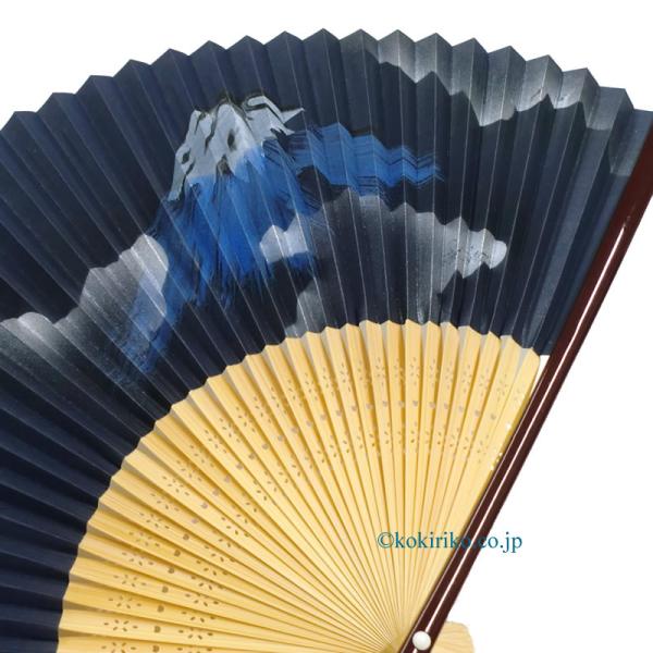 ＜商品内容＞　扇子<紺地「山」>　１つ　＊箱はありません【材　質】 竹、紙【サイズ】 長さ(閉じた時)：約21.7cm【骨　数】 35間(35本)【備　考】 掲載写真と現物とは、多少色が異なりますことをご了承ください。裏面は白無...