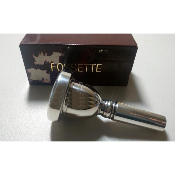 Vバックのマウスピースをモデルに丁寧な仕上げとアイデアを取り入れた人気のマウスピースの一つです。カップ内面にフォセット加工（ディンプル状）を施しております。化粧箱が破れておりますので、アウトレット価格での販売になります。