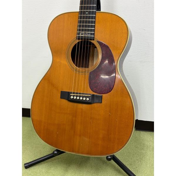 1992年のMTVアンプラグドでグラミー賞を受賞したエリック・クラプトンの功績を称え、1995年に初の限定モデルとして発売された000-42ECに続き、1996年に登場したエリック・クラプトンのシグネチャー・モデル。クラシカルなグリップ感で...