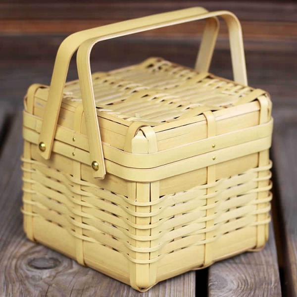 白竹ミニバスケットは白竹を編み込んだ、ミニサイズのバスケットです。底部分には分厚い竹板を使用しており、非常に丈夫。通気性が良く、おにぎりやサンドウィッチなどを入れても蒸れることなく美味しく頂けます。職人の洗練された技により、細部まで美しい仕...