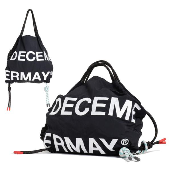 【Recommended】特徴的なコードとビッグロゴが目を引く2WAYバッグです。A4サイズはもちろん、B4サイズもすっぽり入る大容量サイズは丁度いいワイド感。軽撥水加工の軽く丈夫なナイロン素材を使用。前面に大柄刺繍を贅沢に施しています。中...