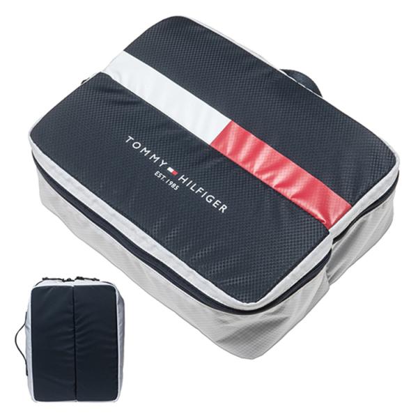 【商品情報】シンプルなデザインのシューズケース。内装が２層になっており、シューズを片足ずつ入れる仕様です。シューズを入れていない時は半分に折り曲げ、マチ部分は収縮可能。商品名シューズケース シグネチャー商品番号THMG4SEA素材ナイロンサ...