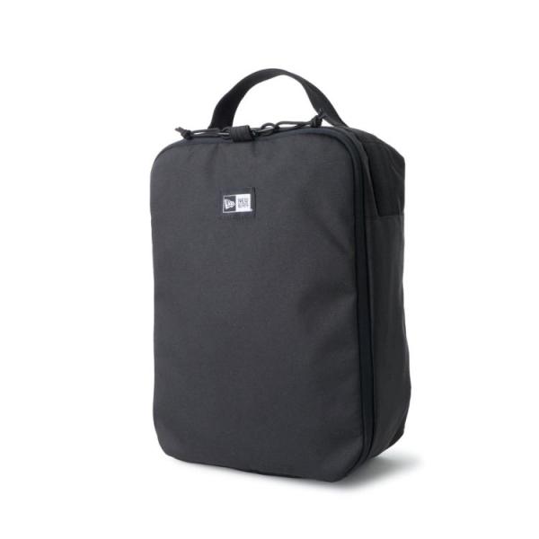 【商品情報】シューズを収納することが出来る簡易シューケース。オーガナイザーとしても活用可能。大きく開閉でき、収納物をスムーズに出し入れすることが可能。外側に付属のループ部分には別売りの［Cap Clip］を装着可能。商品名シューケース 17...