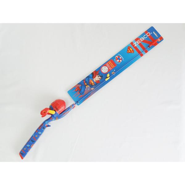 ゼブコ Zebcoの スーパーマン Superman スピンキャストリール一体式ロッドです。色はブルーです。お子様の入門用タックルですので構造を簡略化するためにスピンキャストリールとロッドを一体化しています。またハンドルノブとサムボタンを大...