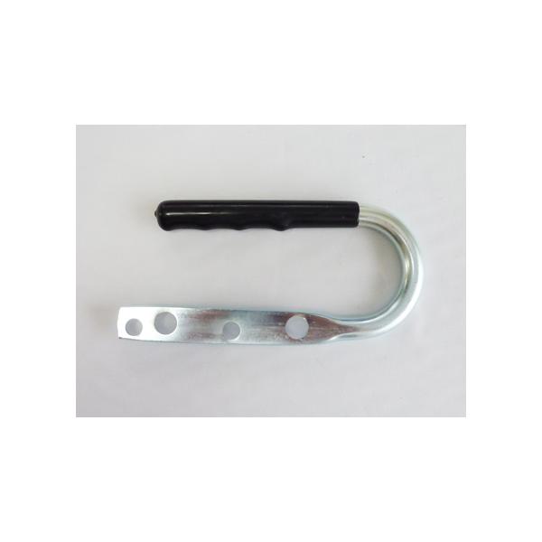 attwood アトウッドのトレーラー・カプラー用リフトハンドルです。トレーラー連結の作業が楽になります。市販のほとんどのボルトオンカプラーに装着可能です。サイズはヨコ185mm、高さ90mmです。ボルト穴は大・小の2パターン開いています。...