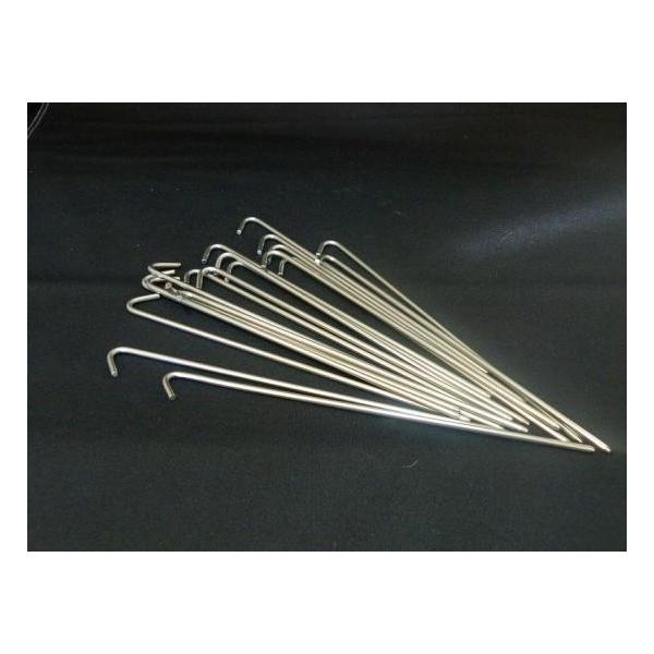 販売は、プチかまどユーザーさん限定です。有効長２２０ｍｍ、直径３ｍｍ、重量１５ｇのステンレスペグプチかまどの側面パネルのペグ穴に通して床パネルの上に別オプションのトランギアアタッチメントをセットしたり、鉄板をセットするときに重宝します。また...