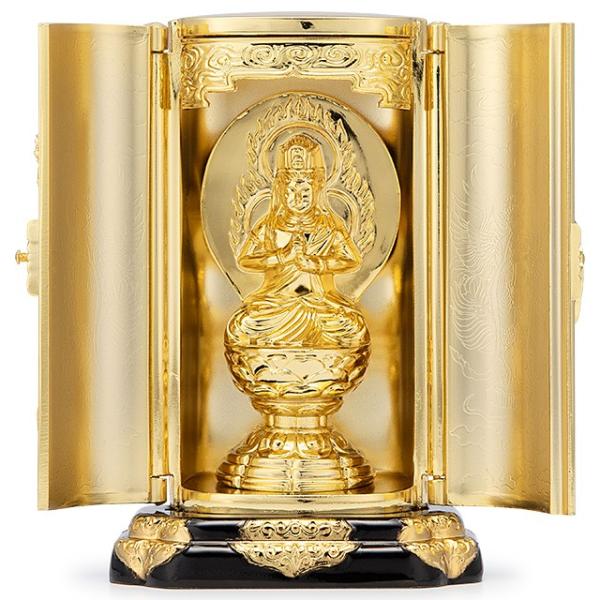 寸法：高さ9.7cm×巾6.4cm×奥行4.3cm材質：合金製金メッキ仕上げ干支：未・申年生まれ備考：仏師 渡辺景秋 作生産地：富山県高岡製大日如来は宇宙全体にたとえられ、宇宙の真理そのものの根本仏と言われています。また、大いなる智慧の光明...