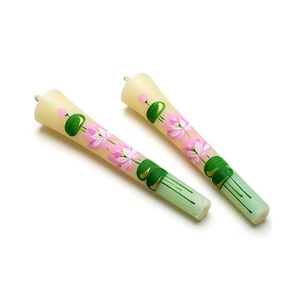 寸法：長さ10cm×上径1.8cm(下径1cm)箱寸法：縦12cm×横6.5cm×高さ2.5cm主な原料：植物蝋(木蝋)、蜜蝋燃焼時間：約50分本数：2本入りお仏壇を華やかに飾る美しい「蓮(ハス)」の手描き絵入り和ろうそくです。蓮の花言葉は...