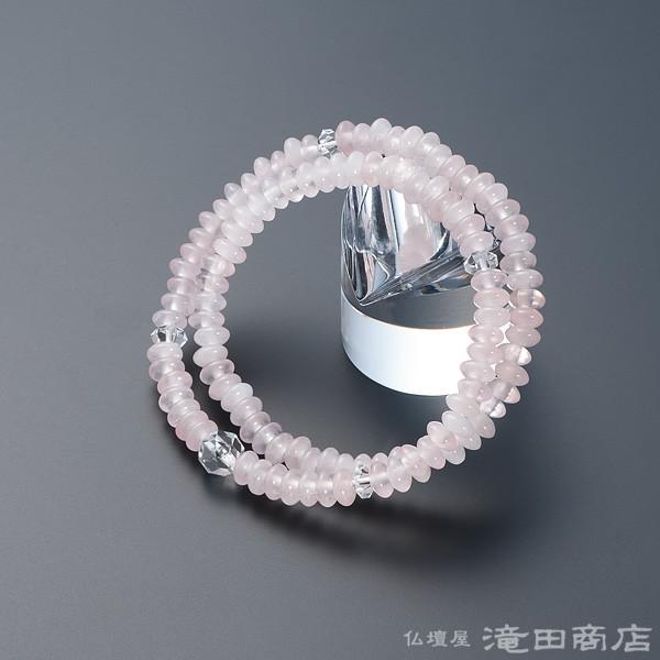 珠の素材：紅水晶(ローズクオーツ) 主珠108個　　　　　親珠・四天珠にカット本水晶を使用中糸の素材：オペロンゴム（シリコンゴム）サイズ：内周 約15cm〜約16cm宗派：すべての宗派でお使いいただけます備考：携帯用ポーチ袋付き本式数珠と同...