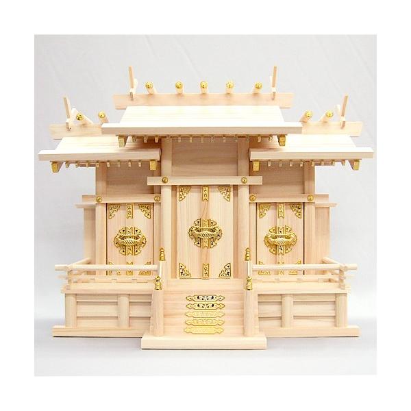外寸法：高さ49cm×巾63cm×奥行25cm内部寸法：中央　高さ33cm×奥行7cm　　　　　両脇　高さ27cm×奥行5cm材質：桧材神具寸法：神具セットは中生産地：日本製正面の扉は開け閉めができます。お神札が納めやすいように正面の扉部分...
