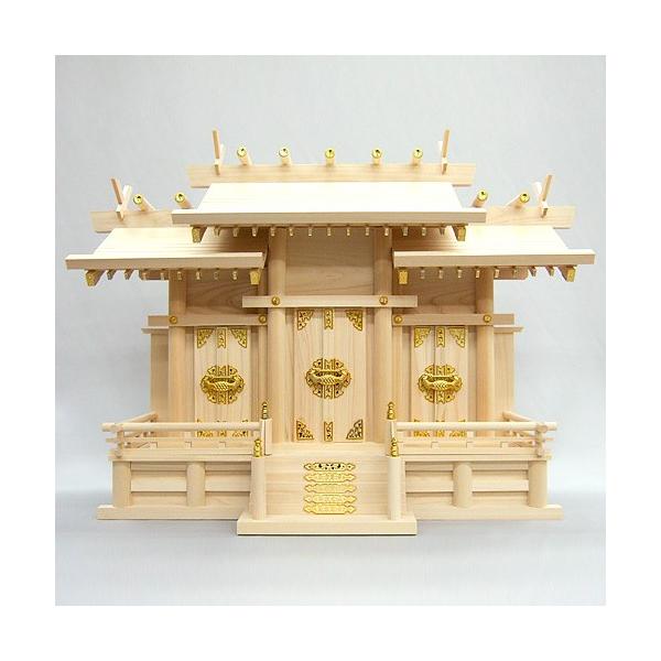 外寸法：高さ54cm×巾75cm×奥行28cm内部寸法：中央　高さ37cm×奥行10cm　　　　　両脇　高さ30.5cm×奥行8cm材質：桧材神具寸法：神具セットは大生産地：日本製正面の扉は開け閉めができます。お神札が納めやすいように正面の...