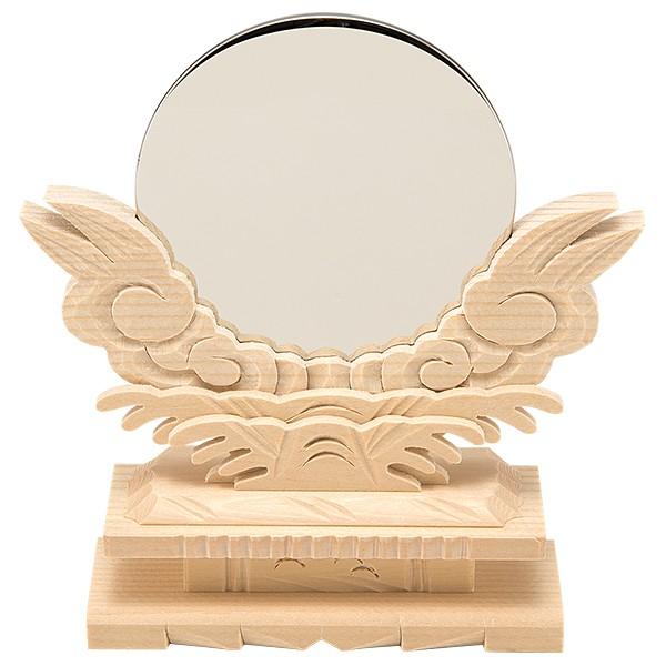 寸法：鏡径9cm×高さ15cm×巾14.7cm×奥行3.8cm材質：アンチモニー合金製ニッケルメッキ仕上げ(鋳造鏡)　　　木製(スプルス材)台付き生産地：日本製神鏡は神の依代となる鏡で、神棚(お宮)の扉の前に置きます。