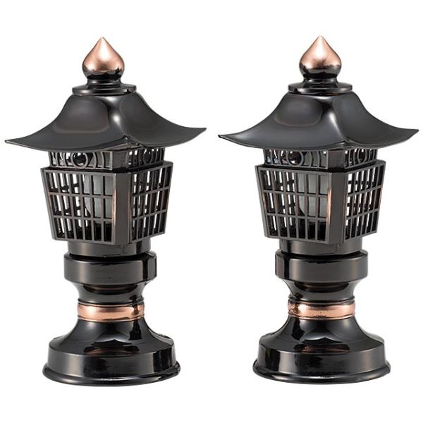 寸法：高さ18cm×屋根巾8cm材質：アンチモニー合金製ブロンズ色備考：100V電気コンセント用一対コード配線済みコード長さ：灯篭からコンセントまで−約140cm　　　　　　2本の灯篭の間−約90cm生産地：日本製角型灯篭は電気で灯明を供え...