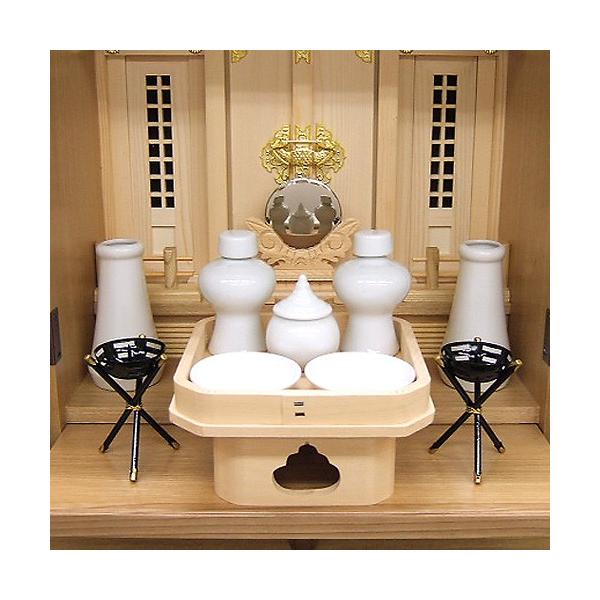 セット内容：遠山三宝(巾 15cm)5寸　　　　　　榊立一対(高 10.5cm)3.5寸　　　　　　徳利一対(高 7.5cm)2.5寸　　　　　　皿一対(径 6cm)2寸　　　　　　水玉(径 4.5cm)1.5寸　　　　　　かがり火一対(高...