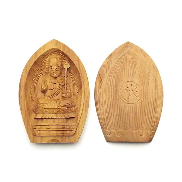 寸法：高さ6cm×巾4cm材質：白檀製干支：丑・寅年生まれ備考：携帯に便利な金襴袋付き虚空蔵菩薩はあらゆる祈願に応えると言われています。また、無限に大きくどんな力にも打ち勝つ事ができる力を持ち、全ての福徳と智慧をさずけると言われています。