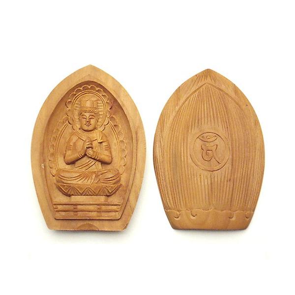 寸法：高さ6cm×巾4cm材質：白檀製干支：未・申年生まれ備考：携帯に便利な金襴袋付き大日如来は宇宙全体にたとえられ、宇宙の真理そのものの根本仏と言われています。また、大いなる智慧の光明で人々を照らし、平和と繁栄をもたらしてくれると言われて...