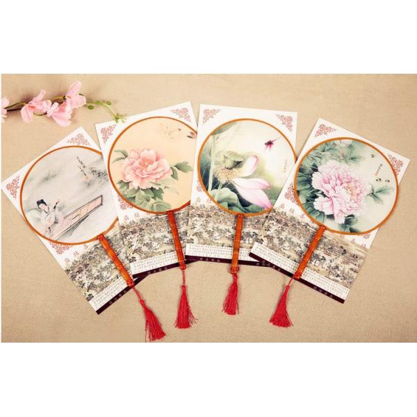 古典丸形団扇　宮扇　踊り扇子団扇（うちわ）お花小鳥柄 扇面の模様や柄はお任せになります サイズ　扇面約Φ21cm　全長約32cm ☆表示価格は1本単品の価格です。房付き、しっかりした作りと商品個別丁寧な包装でお土産として最適です