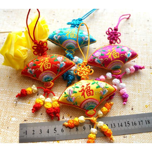 長さ（全長）：約16〜22cm素材：シルク、布、ナイロン等表示価格は商品1個の値段です。色・柄などは写真より、ランダムでおとどけさせていただきます。色などご希望の場合は、ご注文後、お申し付け下さい。［中国飾り］ 中華風雑貨 中国 房 飾り ...