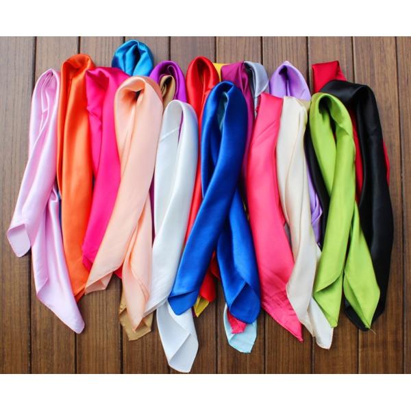 素材：45%シルク、55% ポリエステルザイズ：　展開寸法　60cm×60cm非常に実用的でお買い得なシルクスカーフです。繊細で極め細やかな肌に優しいシフォン生地が素敵です。軽さ、とても柔らかい質感、肌触りが気持いいで、首にさらりと巻けば、...