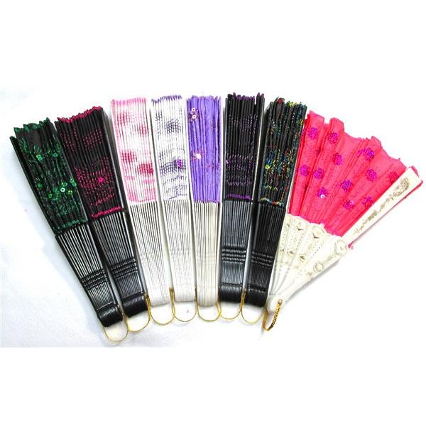 スパンコールがきらきらと光る布扇子ですぱっと見ゴージャスな刺繍がされたレースの扇子です。スパンコールもふんだんに使われて、キラキラ光ります。キトリのヴァリエーション、ドン・キホーテやスペインの踊りの練習に最適です。開きがよく、練習用に最適で...