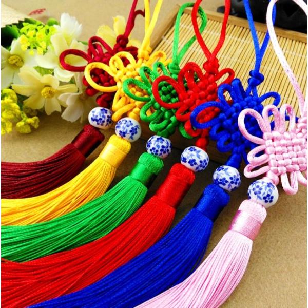 [サイズ]：長さ約22cmポリエステル製陶製玉「中国結び」それって何？？？、って思われるでしょう。日本でも「縁結び」って言われるように、中国では、“永遠”を意味し、「愛情や幸せが果てしなく続きますように」との思いが込められた結びの飾りです。...