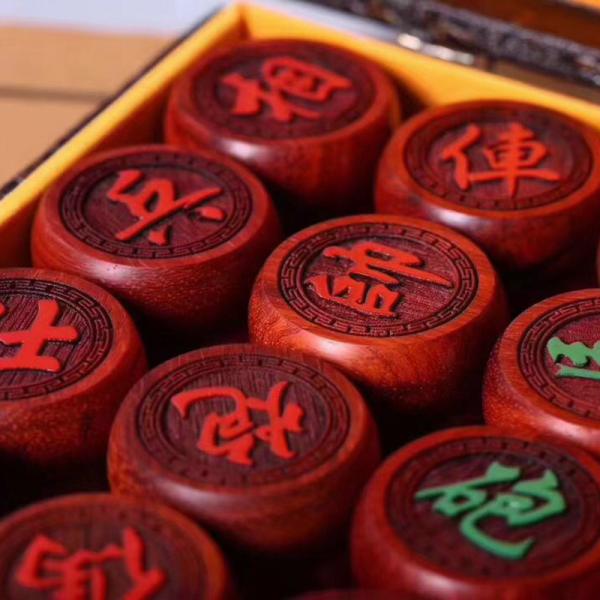 何必左等右等 立馬送到家中多幸屋商店のおすすめ商品 上品 中国将棋セット駒 サイズ：直径 6cm, 厚さ2.3cm,重量：48g, 素材：実木製（レッドウッド材）盤面 サイズ：60cm×55cm,素材：皮革製造地：中国
