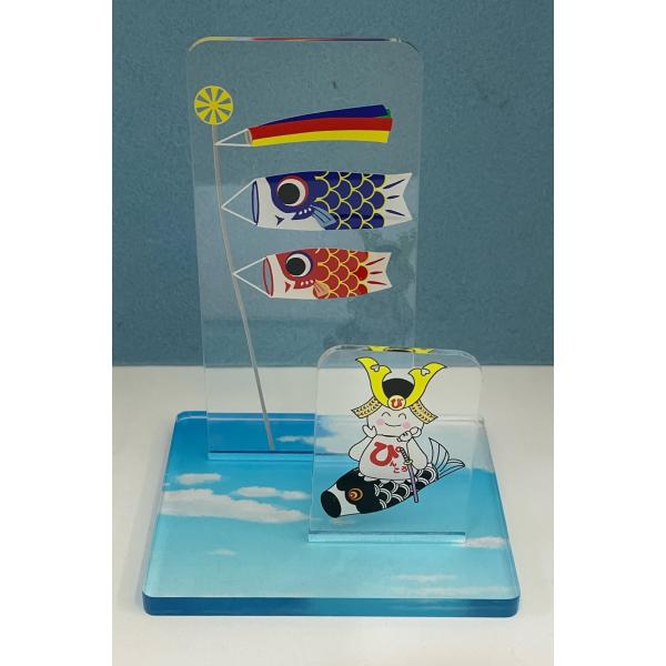 長野県佐久市野沢に建立されている“ぴんころ地蔵”と鯉のぼりがコラボレーションしました！大空をイメージした土台へ“兜をかぶったぴんころ地蔵”・“空を泳ぐ鯉のぼり”を差込む形にて仕上げました！手軽に空きスペースに置く事ができるアクリルスタンド！...