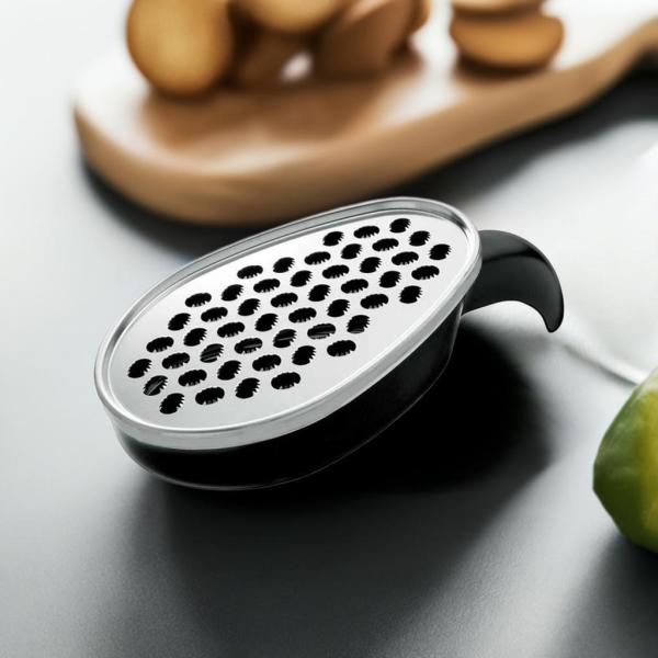 切れ味のよい刃で目詰まりしにくく食材の味や風味が失われません。おろし金の傾斜により力が入りやすく軽くおろせます。滑り止め付容器としっかり握れるハンドルで安定した調理ができます。縦おろしでは粗いおろし、円おろしで細かいおろしが楽しめます。●商...